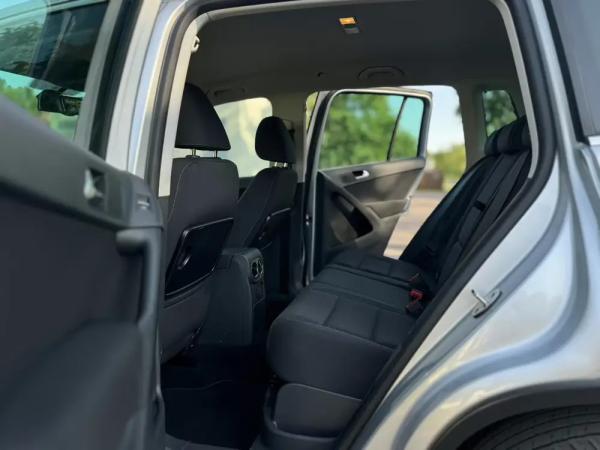 Pelēks Volkswagen Tiguan 2010 Jūrmala, ar dzinēja tilpumu 2.00 L un nobraukumu 212 tūkst. km par 3000 €, foto 9 vietnē AUTOMOTO.COM.LV