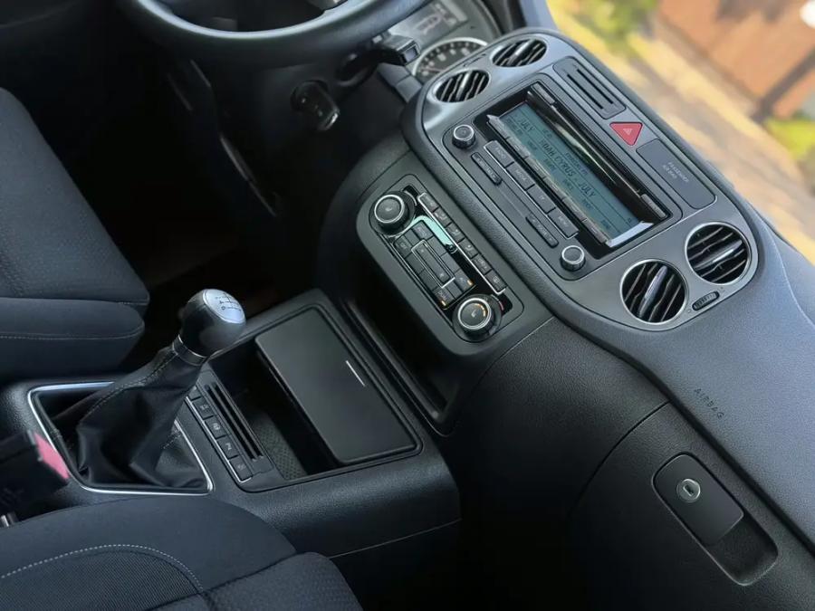 Pelēks Volkswagen Tiguan 2010 Jūrmala, ar dzinēja tilpumu 2.00 L un nobraukumu 212 tūkst. km par 3000 €, foto 17 vietnē AUTOMOTO.COM.LV