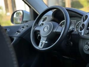 Pelēks Volkswagen Tiguan 2010 Jūrmala, ar dzinēja tilpumu 2.00 L un nobraukumu 212 tūkst. km par 3000 €, foto 18 vietnē AUTOMOTO.COM.LV