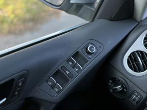 Pelēks Volkswagen Tiguan 2010 Jūrmala, ar dzinēja tilpumu 2.00 L un nobraukumu 212 tūkst. km par 3000 €, foto 19 vietnē AUTOMOTO.COM.LV