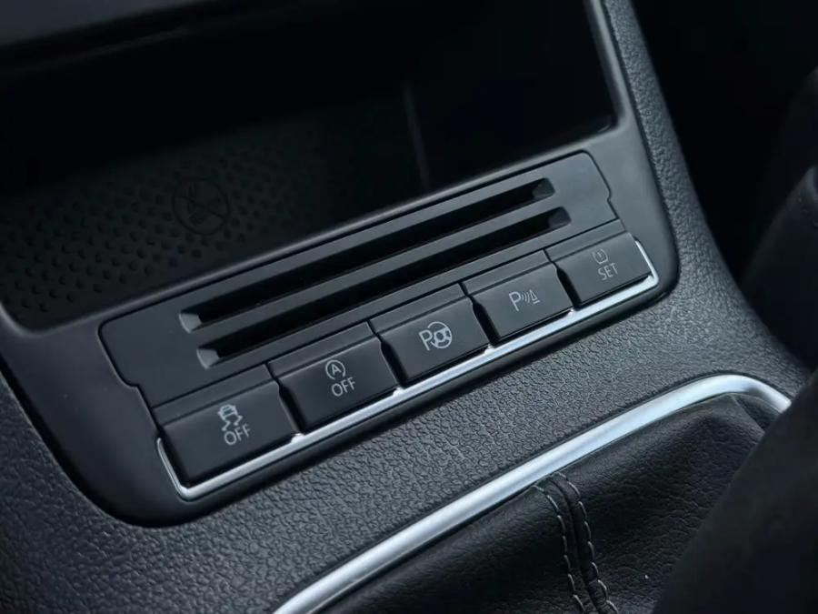 Pelēks Volkswagen Tiguan 2010 Jūrmala, ar dzinēja tilpumu 2.00 L un nobraukumu 212 tūkst. km par 3000 €, foto 24 vietnē AUTOMOTO.COM.LV