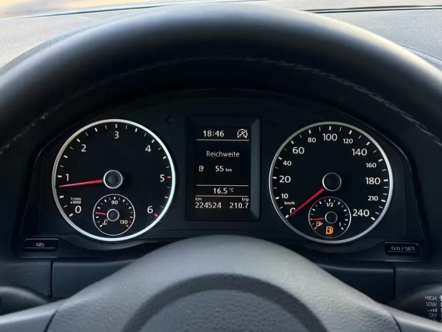Pelēks Volkswagen Tiguan 2010 Jūrmala, ar dzinēja tilpumu 2.00 L un nobraukumu 212 tūkst. km par 3000 €, foto 25 vietnē AUTOMOTO.COM.LV