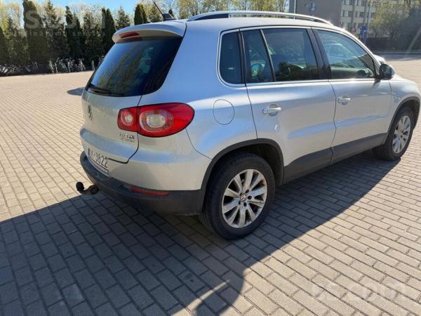 Grey Volkswagen Tiguan 2010 in Riga, with an engine capacity of 2.00 L and mileage of 369 thousand km for 4500 €, photo 3 on AUTOMOTO.COM.LV
