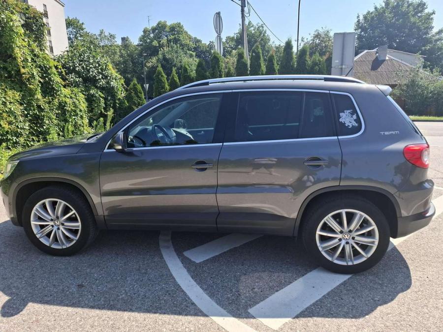 Pelēks Volkswagen Tiguan 2010 Kauņa, ar dzinēja tilpumu 1.39 L un nobraukumu 184 tūkst. km par 6700 €, foto 1 vietnē AUTOMOTO.COM.LV