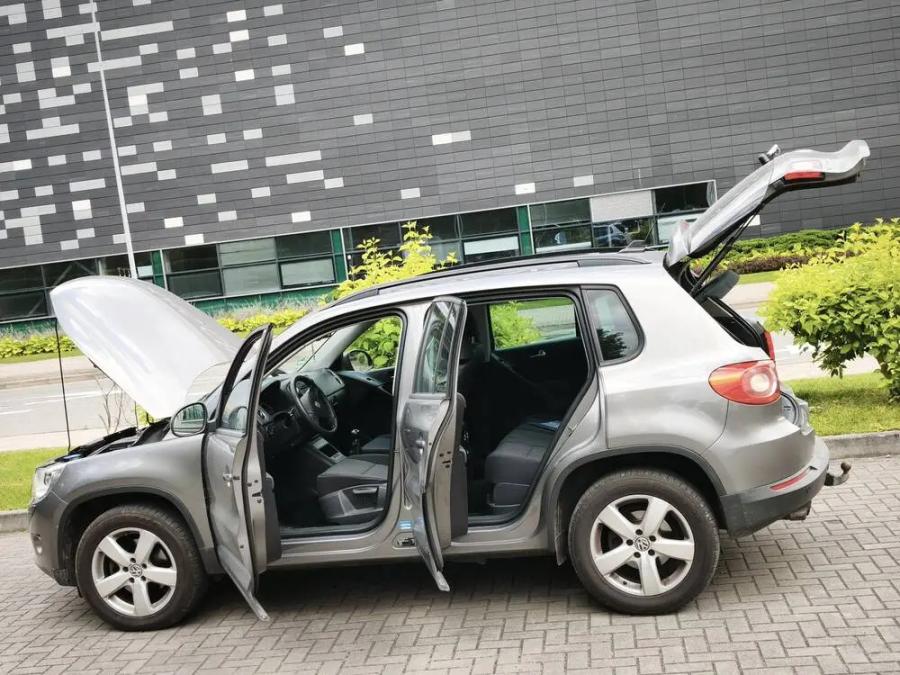 Grey Volkswagen Tiguan 2010 in Jelgava, with an engine capacity of 1.40 L and mileage of 218 thousand km for 5490 €, photo 8 on AUTOMOTO.COM.LV