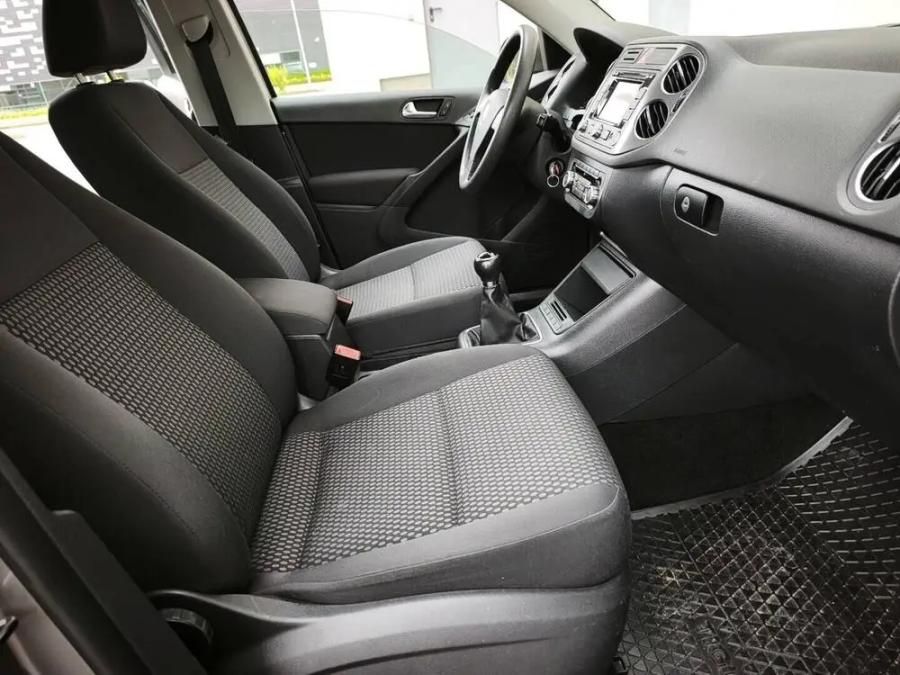 Grey Volkswagen Tiguan 2010 in Jelgava, with an engine capacity of 1.40 L and mileage of 218 thousand km for 5490 €, photo 15 on AUTOMOTO.COM.LV