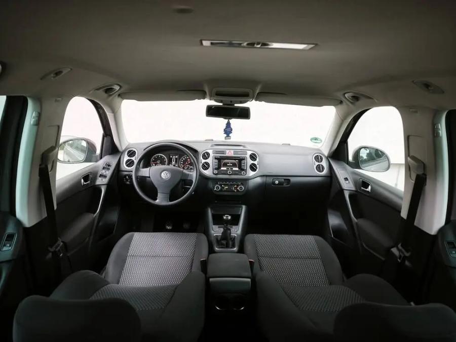 Grey Volkswagen Tiguan 2010 in Jelgava, with an engine capacity of 1.40 L and mileage of 218 thousand km for 5490 €, photo 16 on AUTOMOTO.COM.LV