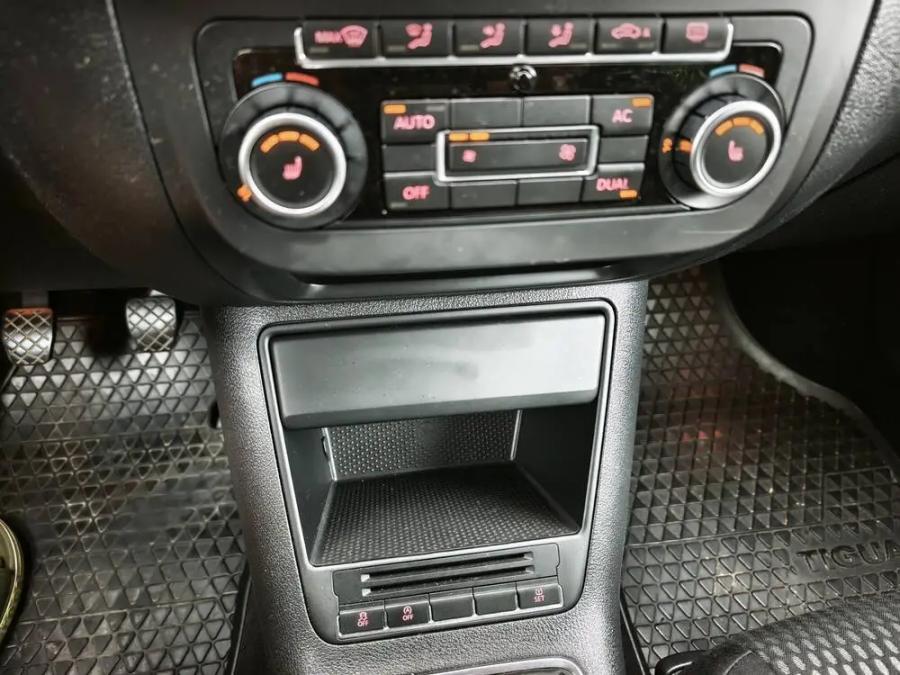 Grey Volkswagen Tiguan 2010 in Jelgava, with an engine capacity of 1.40 L and mileage of 218 thousand km for 5490 €, photo 18 on AUTOMOTO.COM.LV