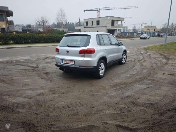 Grey Volkswagen Tiguan 2011 in Vilnius, with an engine capacity of 1.97 L and mileage of 222 thousand km for 7650 €, photo 3 on AUTOMOTO.COM.LV