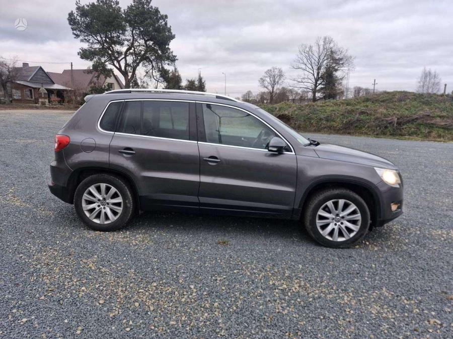 Grey Volkswagen Tiguan 2011 in Telschi, with an engine capacity of 1.97 L and mileage of 284 thousand km for 5900 €, photo 1 on AUTOMOTO.COM.LV