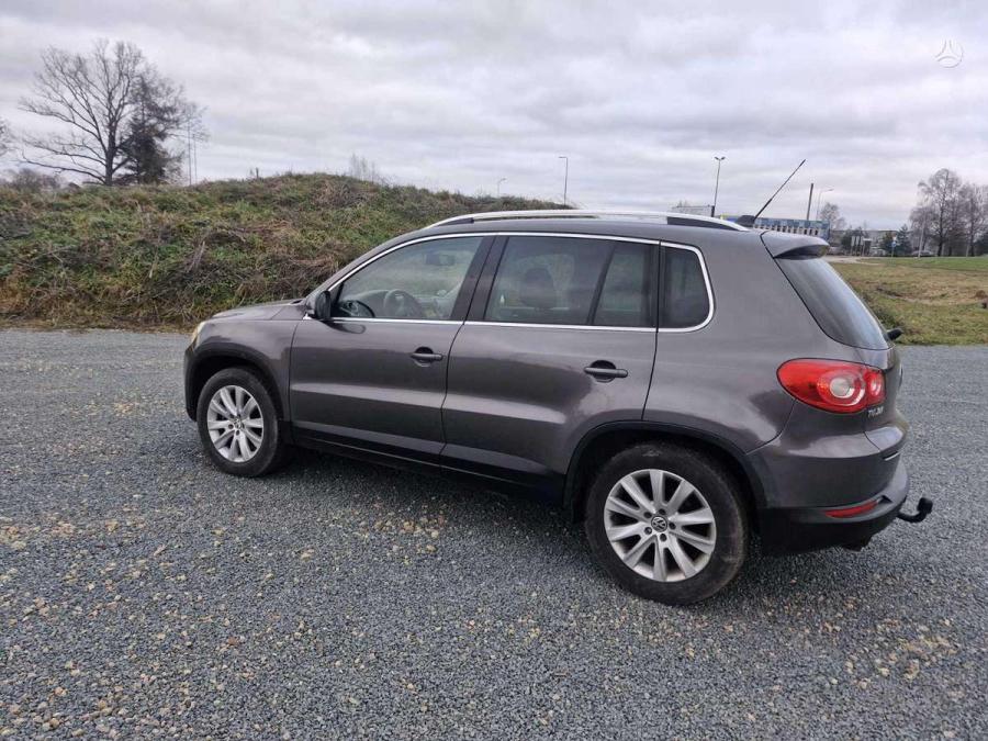 Grey Volkswagen Tiguan 2011 in Telschi, with an engine capacity of 1.97 L and mileage of 284 thousand km for 5900 €, photo 6 on AUTOMOTO.COM.LV