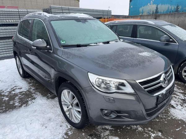 Grey Volkswagen Tiguan 2011 in Marijampole, with an engine capacity of 1.97 L and mileage of 400 thousand km for 5700 €, photo 1 on AUTOMOTO.COM.LV