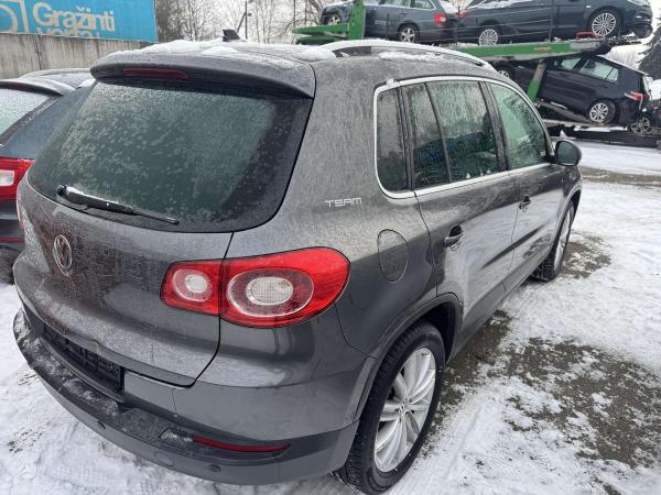 Grey Volkswagen Tiguan 2011 in Marijampole, with an engine capacity of 1.97 L and mileage of 400 thousand km for 5700 €, photo 3 on AUTOMOTO.COM.LV