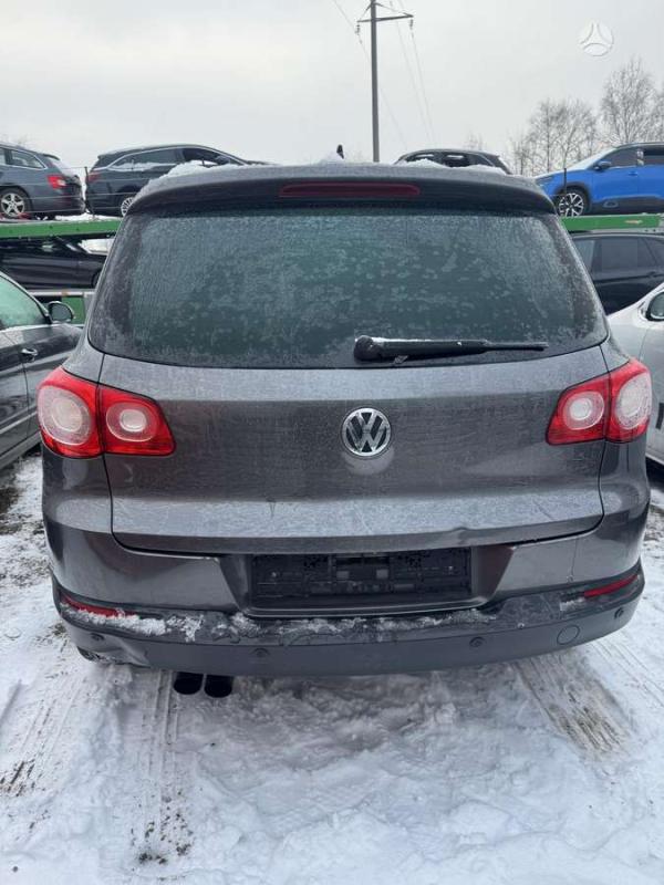 Grey Volkswagen Tiguan 2011 in Marijampole, with an engine capacity of 1.97 L and mileage of 400 thousand km for 5700 €, photo 4 on AUTOMOTO.COM.LV