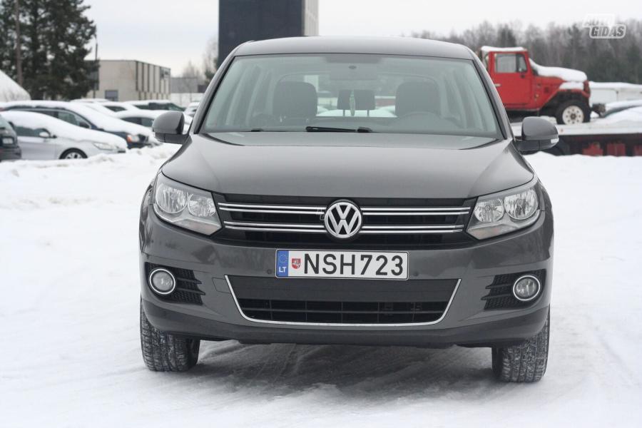 Pelēks Volkswagen Tiguan 2011 Kauņa, ar dzinēja tilpumu 2.00 L un nobraukumu 148 tūkst. km par 9999 €, foto 2 vietnē AUTOMOTO.COM.LV