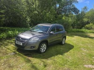 Grey Volkswagen Tiguan 2011 in Silute, with an engine capacity of 1.97 L and mileage of 166 thousand km for 2400 €, photo 3 on AUTOMOTO.COM.LV