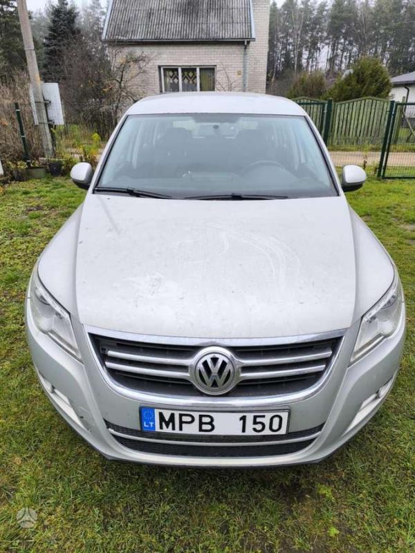 Grey Volkswagen Tiguan 2011 in Vilnius, with an engine capacity of 2.00 L and mileage of 195 thousand km for 4000 €, photo 2 on AUTOMOTO.COM.LV
