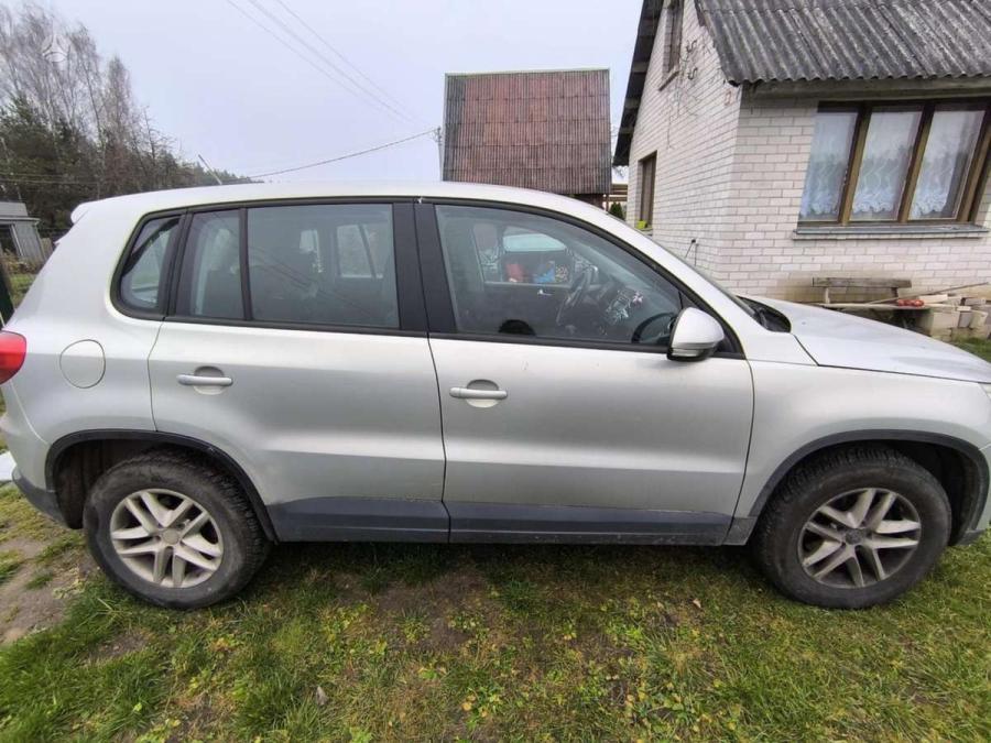 Pelēks Volkswagen Tiguan 2011 Viļņa, ar dzinēja tilpumu 2.00 L un nobraukumu 195 tūkst. km par 4000 €, foto 5 vietnē AUTOMOTO.COM.LV