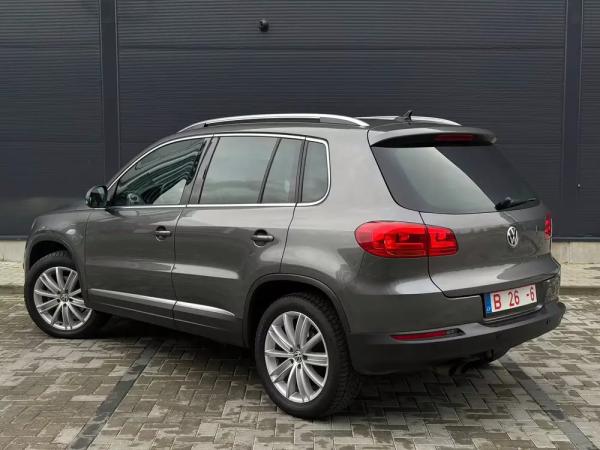 Grey Volkswagen Tiguan 2011 in Riga, with an engine capacity of 2.00 L and mileage of 253 thousand km for 10990 €, photo 3 on AUTOMOTO.COM.LV