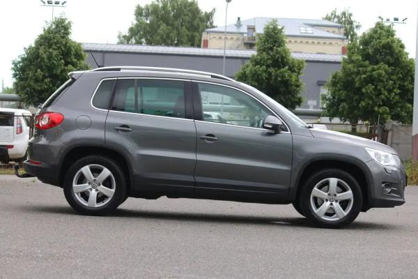 Pelēks Volkswagen Tiguan 2011 Rīga, ar dzinēja tilpumu 2.00 L un nobraukumu 206 tūkst. km par 8490 €, foto 5 vietnē AUTOMOTO.COM.LV