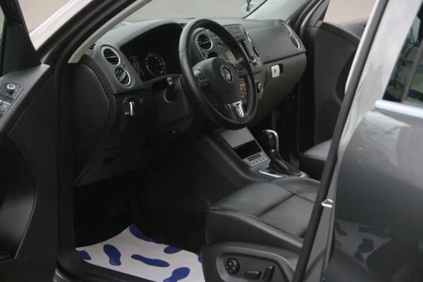 Pelēks Volkswagen Tiguan 2011 Rīga, ar dzinēja tilpumu 2.00 L un nobraukumu 206 tūkst. km par 8490 €, foto 7 vietnē AUTOMOTO.COM.LV