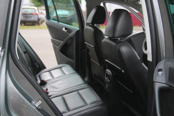 Pelēks Volkswagen Tiguan 2011 Rīga, ar dzinēja tilpumu 2.00 L un nobraukumu 206 tūkst. km par 8490 €, foto 10 vietnē AUTOMOTO.COM.LV