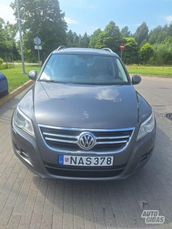 Pelēks Volkswagen Tiguan 2011 Kauņa, ar dzinēja tilpumu 2.00 L un nobraukumu 400 tūkst. km par 6500 €, foto 1 vietnē AUTOMOTO.COM.LV