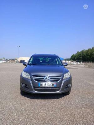 Grey Volkswagen Tiguan 2011 in Kaunas, with an engine capacity of 1.97 L and mileage of 270 thousand km for 4550 €, photo 3 on AUTOMOTO.COM.LV