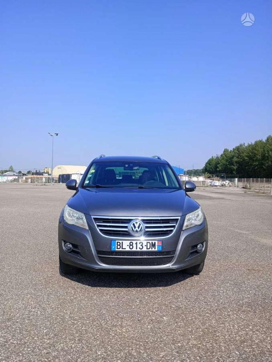 Grey Volkswagen Tiguan 2011 in Kaunas, with an engine capacity of 1.97 L and mileage of 270 thousand km for 4550 €, photo 3 on AUTOMOTO.COM.LV