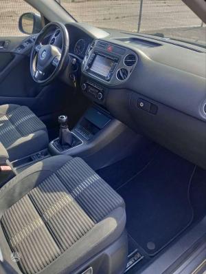 Grey Volkswagen Tiguan 2011 in Kaunas, with an engine capacity of 1.97 L and mileage of 270 thousand km for 4550 €, photo 12 on AUTOMOTO.COM.LV