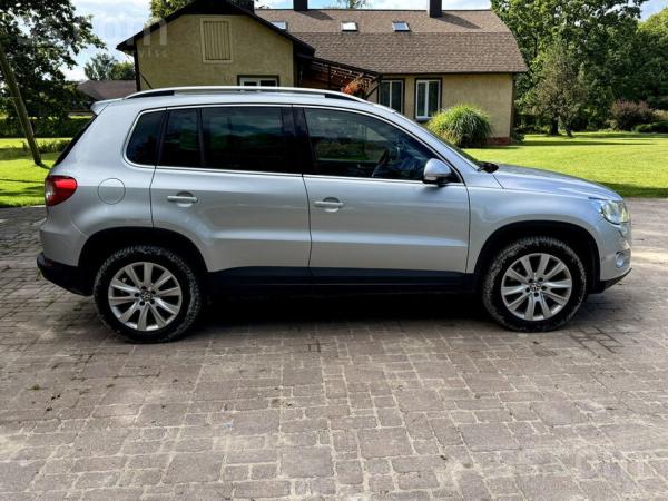 Grey Volkswagen Tiguan 2011 in Riga, with an engine capacity of 2.00 L and mileage of 207 thousand km for 7000 €, photo 4 on AUTOMOTO.COM.LV