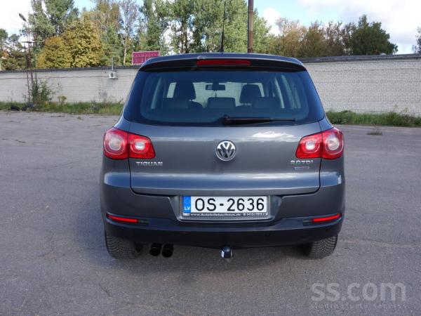 Volkswagen Tiguan 2011 in Riga on AUTOMOTO.COM.LV Grey Volkswagen Tiguan 2011 in Riga, with an engine capacity of 2.00 L and mileage of 220 thousand km for 6950 €, photo 5 on AUTOMOTO.COM.LV