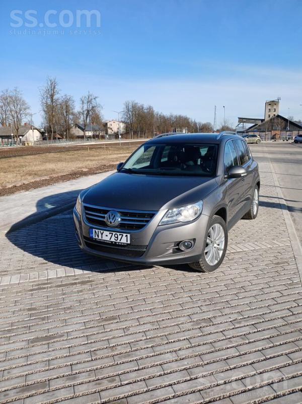 Pelēks Volkswagen Tiguan 2011 Cēsis, ar dzinēja tilpumu 2.00 L un nobraukumu 225 tūkst. km par 8450 €, foto 1 vietnē AUTOMOTO.COM.LV