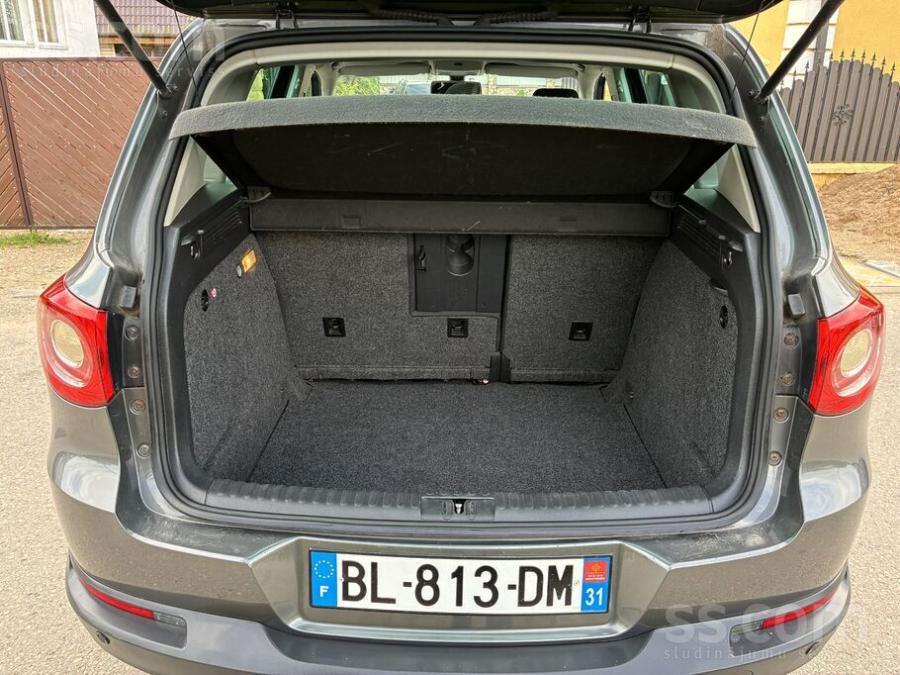 Grey Volkswagen Tiguan 2011 in Daugavpils, with an engine capacity of 2.00 L and mileage of 0 thousand km for 6750 €, photo 16 on AUTOMOTO.COM.LV
