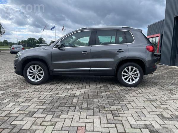 Grey Volkswagen Tiguan 2012 in Ogre, with an engine capacity of 2.00 L and mileage of 238 thousand km for 9970 €, photo 2 on AUTOMOTO.COM.LV