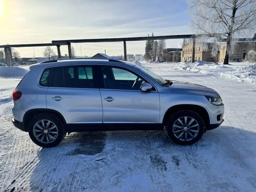 Pelēks Volkswagen Tiguan 2012 Rēzekne, ar dzinēja tilpumu 2.00 L un nobraukumu 238 tūkst. km par 8900 €, foto 5 vietnē AUTOMOTO.COM.LV