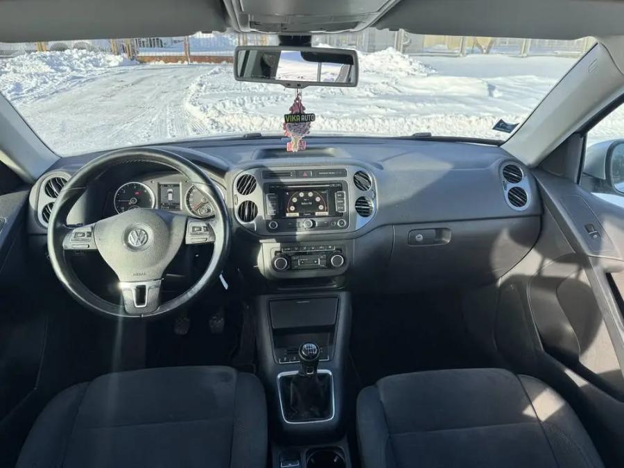 Pelēks Volkswagen Tiguan 2012 Rēzekne, ar dzinēja tilpumu 2.00 L un nobraukumu 238 tūkst. km par 8900 €, foto 12 vietnē AUTOMOTO.COM.LV