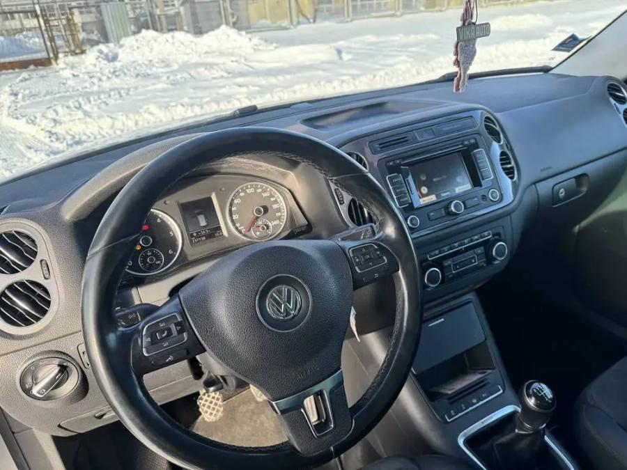 Pelēks Volkswagen Tiguan 2012 Rēzekne, ar dzinēja tilpumu 2.00 L un nobraukumu 238 tūkst. km par 8900 €, foto 13 vietnē AUTOMOTO.COM.LV