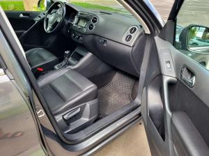 Pelēks Volkswagen Tiguan 2012 Šauļi, ar dzinēja tilpumu 2.00 L un nobraukumu 230 tūkst. km par 5990 €, foto 17 vietnē AUTOMOTO.COM.LV