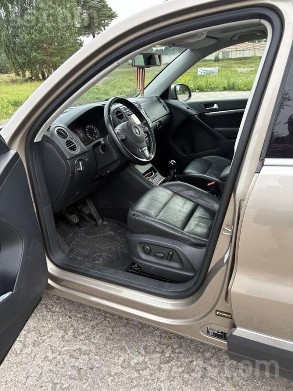 Grey Volkswagen Tiguan 2012 in Liepaja, with an engine capacity of 2.00 L and mileage of 258 thousand km for 8100 €, photo 4 on AUTOMOTO.COM.LV