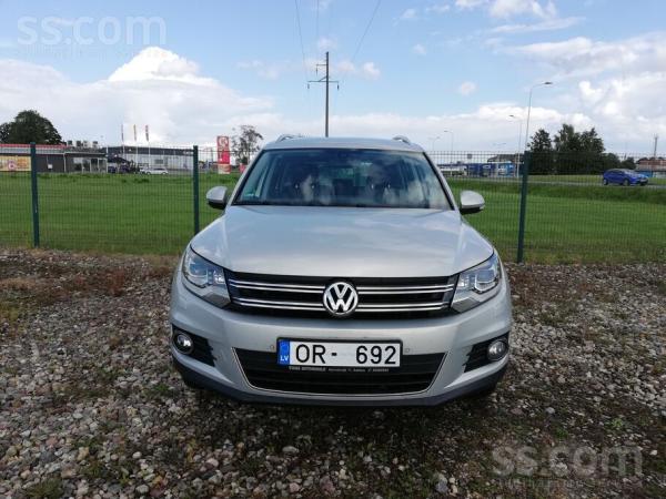 Grey Volkswagen Tiguan 2012 in Saldus, with an engine capacity of 2.00 L and mileage of 279 thousand km for 8800 €, photo 4 on AUTOMOTO.COM.LV