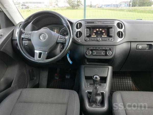 Grey Volkswagen Tiguan 2012 in Saldus, with an engine capacity of 2.00 L and mileage of 279 thousand km for 8800 €, photo 7 on AUTOMOTO.COM.LV