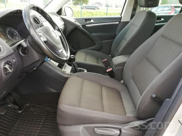 Grey Volkswagen Tiguan 2012 in Saldus, with an engine capacity of 2.00 L and mileage of 279 thousand km for 8800 €, photo 8 on AUTOMOTO.COM.LV
