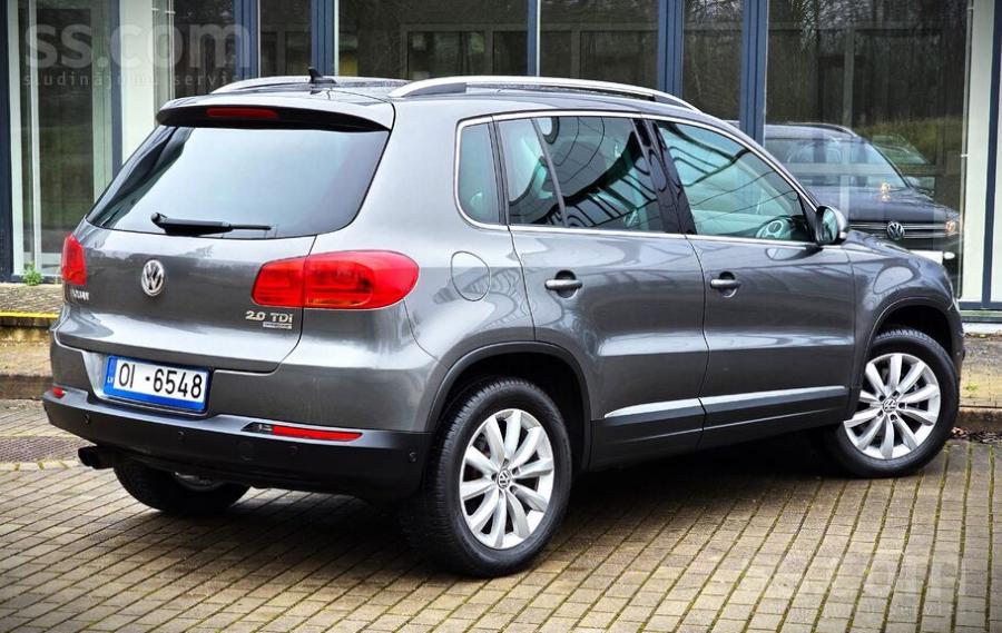 Grey Volkswagen Tiguan 2013 in Tukums, with an engine capacity of 2.00 L and mileage of 238 thousand km for 9600 €, photo 3 on AUTOMOTO.COM.LV