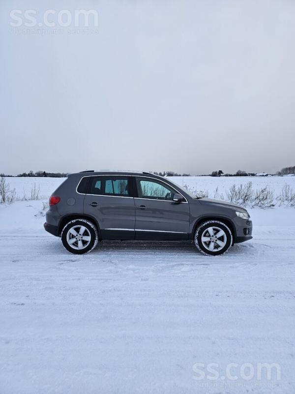 Grey Volkswagen Tiguan 2013 in Tukums, with an engine capacity of 2.00 L and mileage of 277 thousand km for 10450 €, photo 7 on AUTOMOTO.COM.LV