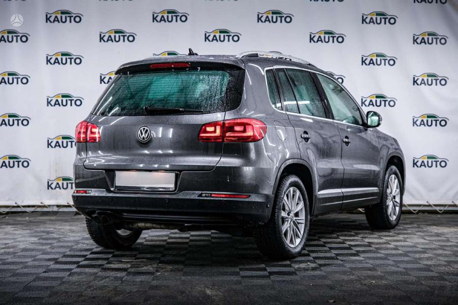 Pelēks Volkswagen Tiguan 2013 Kauņa, ar dzinēja tilpumu 1.40 L un nobraukumu 0 tūkst. km par 9490 €, foto 3 vietnē AUTOMOTO.COM.LV