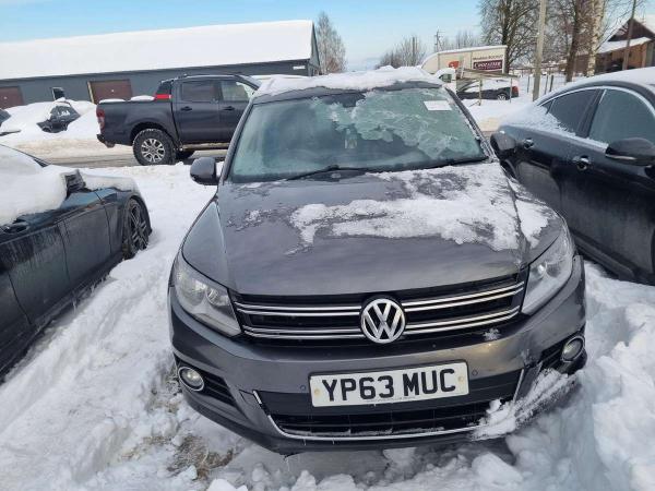 Pelēks Volkswagen Tiguan 2013 Tauragė, ar dzinēja tilpumu 2.00 L un nobraukumu 147 tūkst. km par 2650 €, foto 3 vietnē AUTOMOTO.COM.LV
