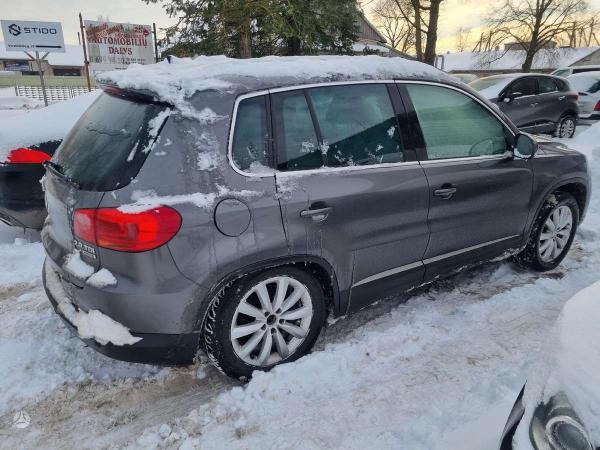 Pelēks Volkswagen Tiguan 2013 Tauragė, ar dzinēja tilpumu 2.00 L un nobraukumu 147 tūkst. km par 2650 €, foto 6 vietnē AUTOMOTO.COM.LV