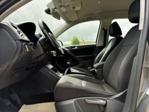 Pelēks Volkswagen Tiguan 2013 Saldus, ar dzinēja tilpumu 2.00 L un nobraukumu 225 tūkst. km par 8900 €, foto 9 vietnē AUTOMOTO.COM.LV