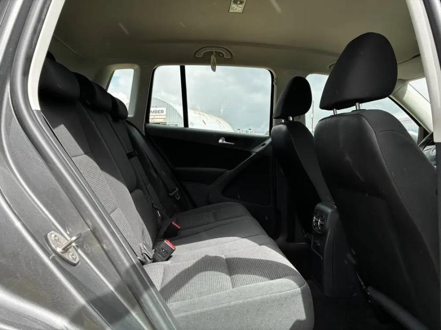 Pelēks Volkswagen Tiguan 2013 Saldus, ar dzinēja tilpumu 2.00 L un nobraukumu 225 tūkst. km par 8900 €, foto 13 vietnē AUTOMOTO.COM.LV